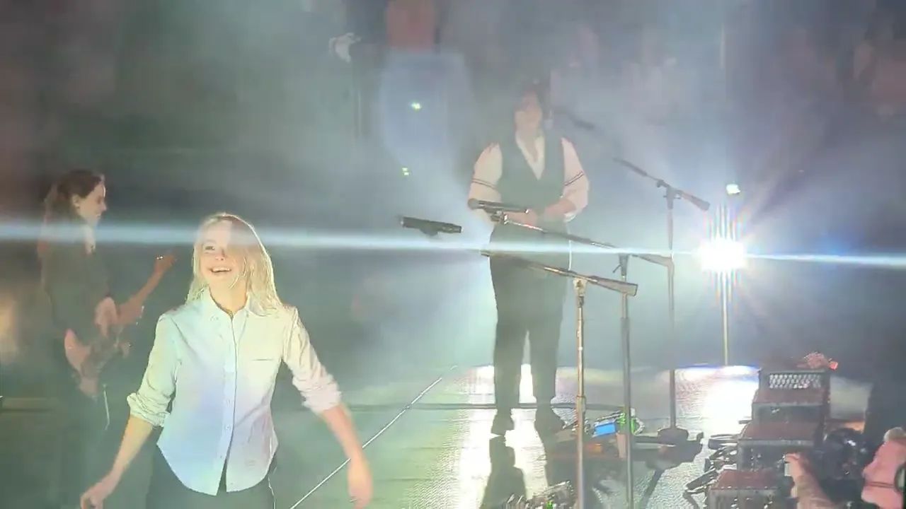 Concert Flash Phoebe Bridgers And Lucy Dacus From Boygenius 4 52 Concert Flash Phoebe Bridgers And Lucy Dacus From Boygenius 4 52