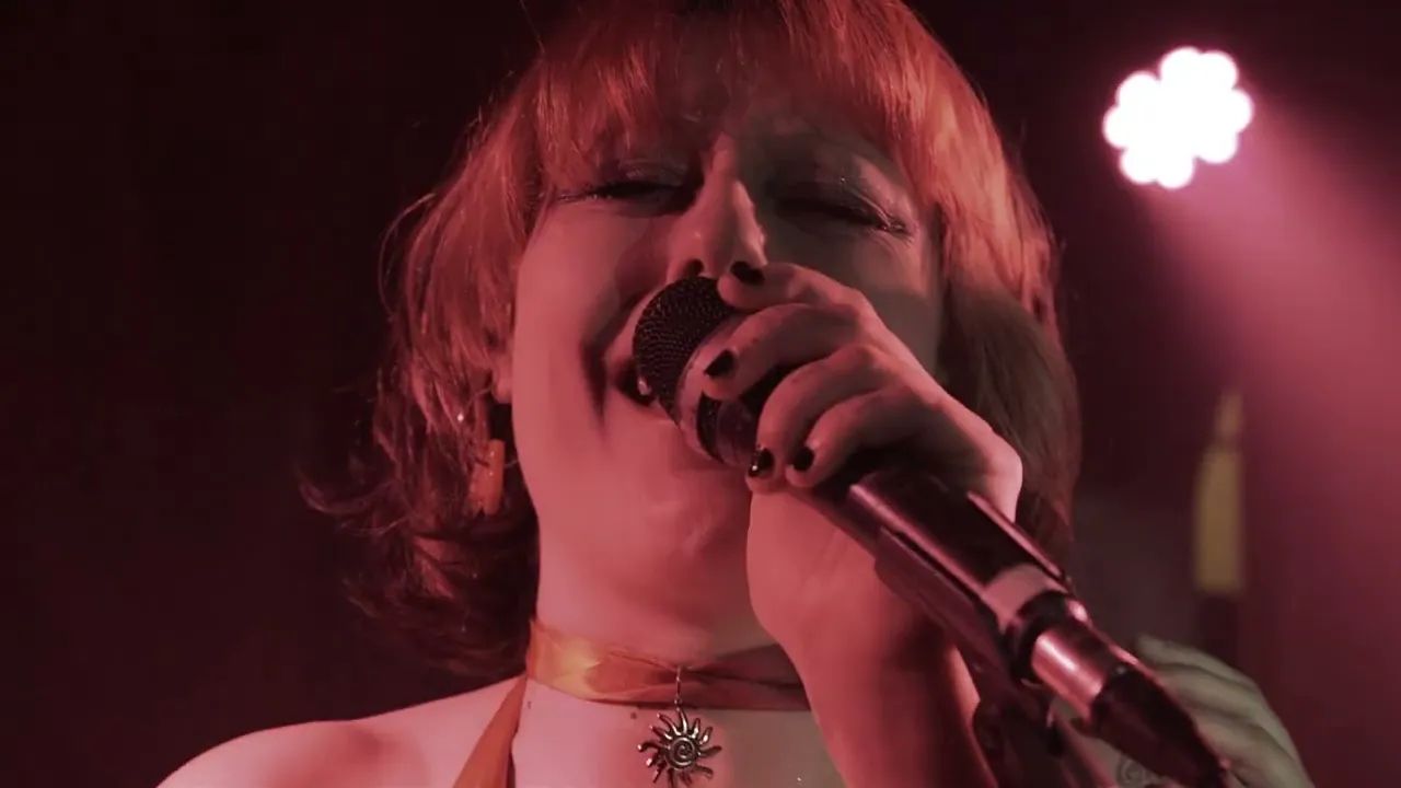 Topless Singer "FRENCH TOAST " 35:29 Start - YTboob